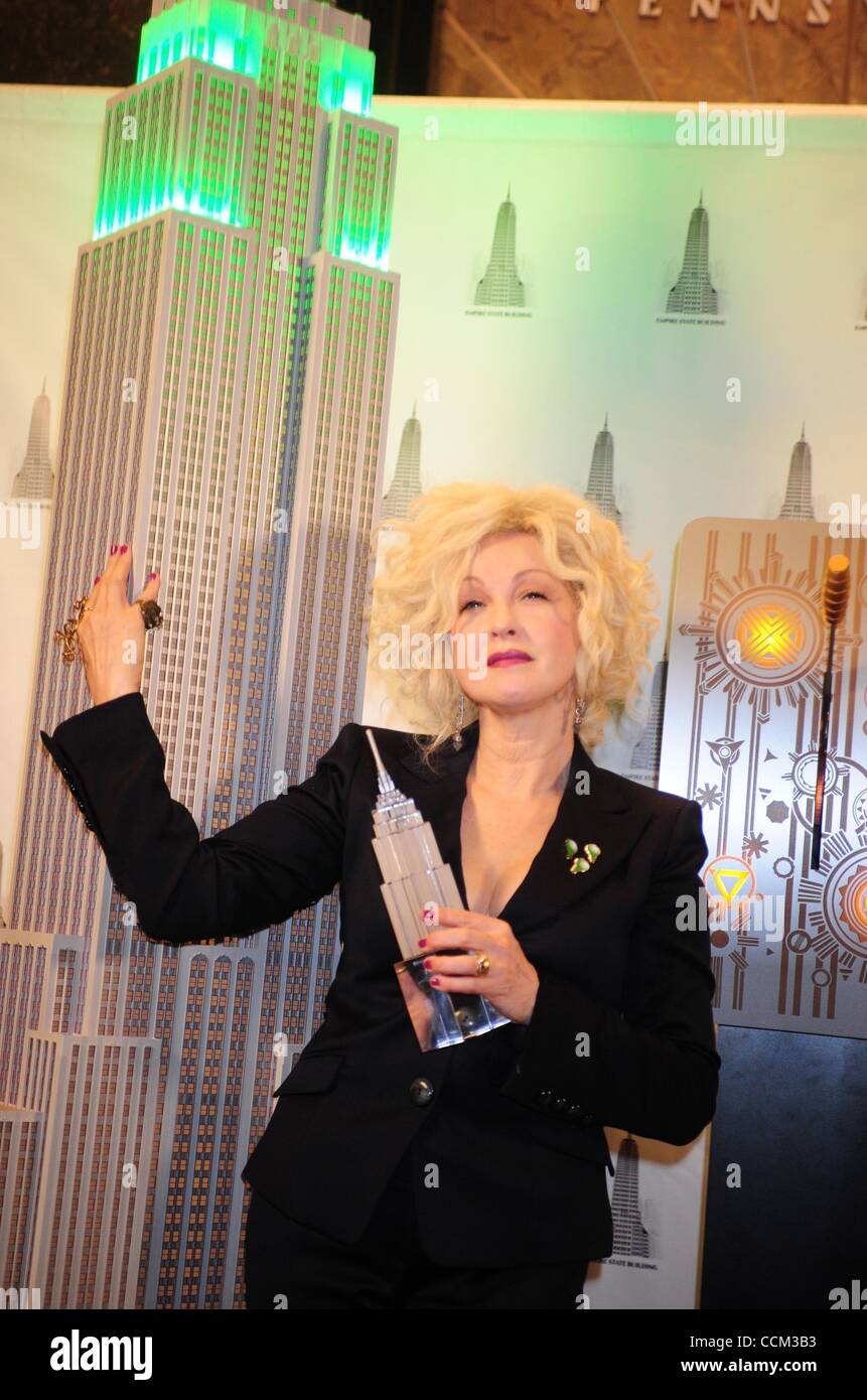 4. November 2010 Licht - Manhattan, New York, USA - CYNDI LAUPER und ...