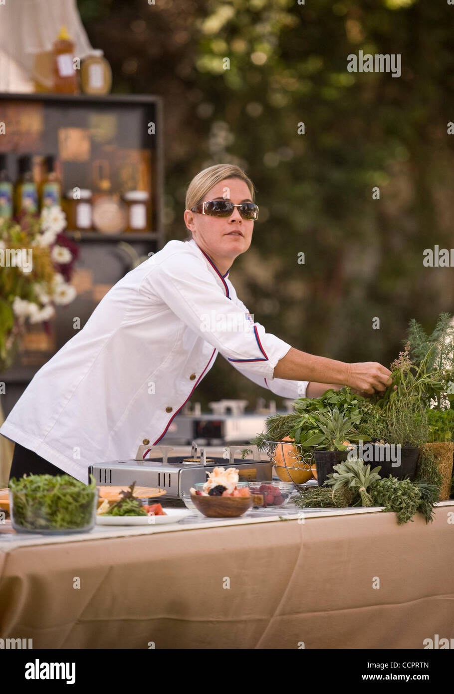 Iron chef cat cora -Fotos und -Bildmaterial in hoher Auflösung – Alamy