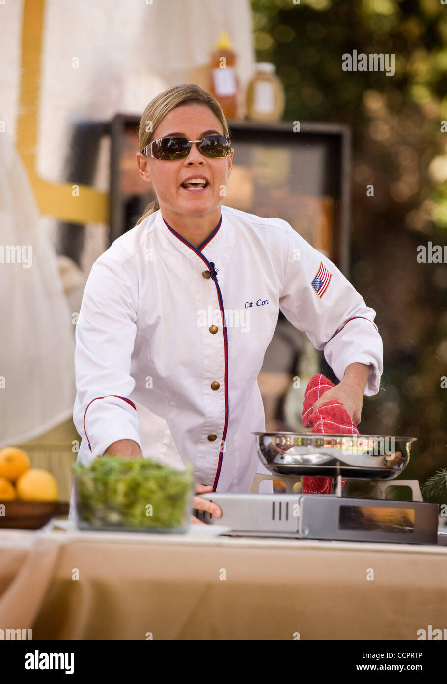 Iron chef cat cora -Fotos und -Bildmaterial in hoher Auflösung – Alamy