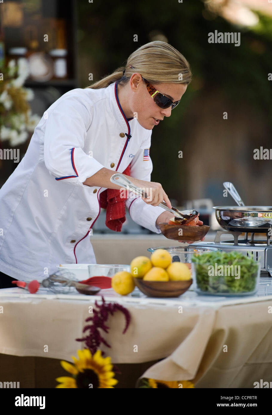 Iron chef cat cora -Fotos und -Bildmaterial in hoher Auflösung – Alamy