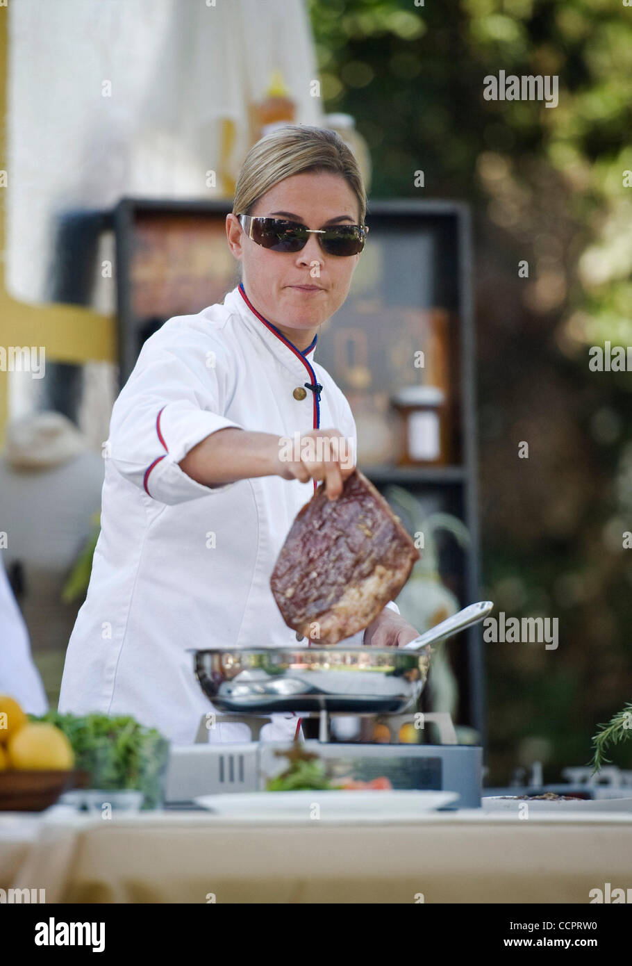 Iron chef cat cora -Fotos und -Bildmaterial in hoher Auflösung – Alamy