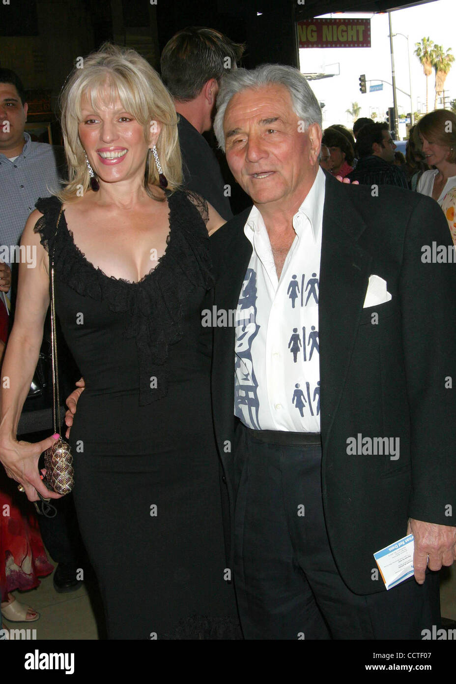 Wife of peter falk -Fotos und -Bildmaterial in hoher Auflösung – Alamy