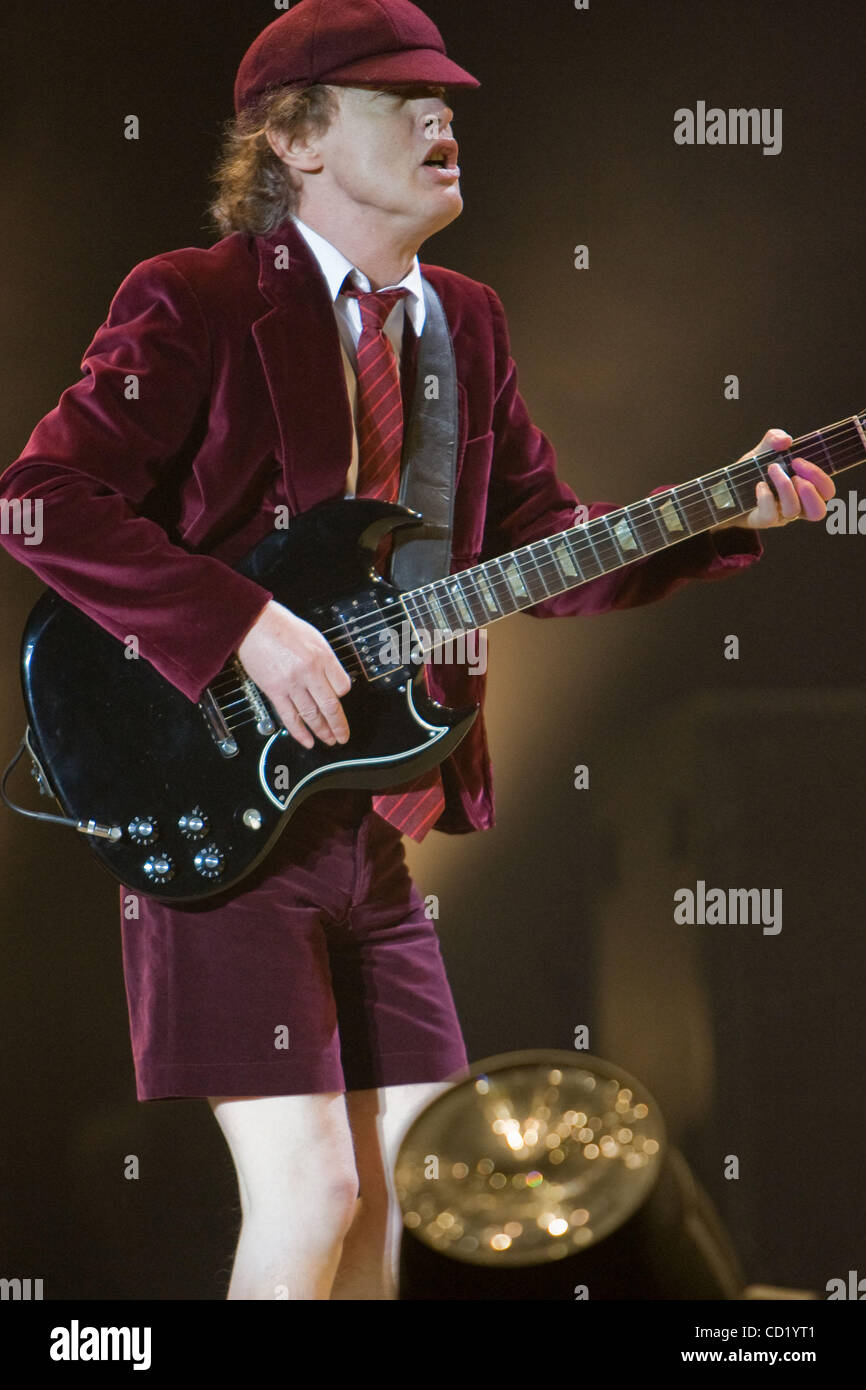 7. November 2008 - Toronto, Ont AC DC mit Leadgitarrist Angus Young ...