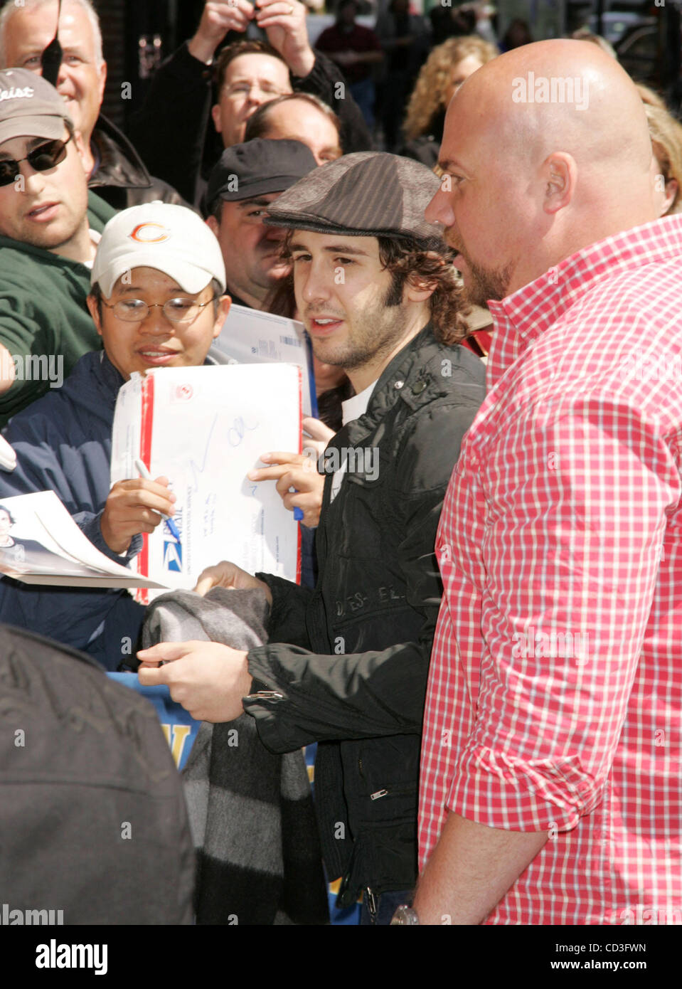 30. April 2008 - New York, NY, USA - Sänger JOSH GROBAN Autogramme für ...