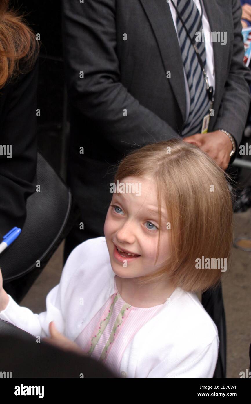 21. April 2004 - New York, New York, US - K36771RM. SHARON STONE und ...