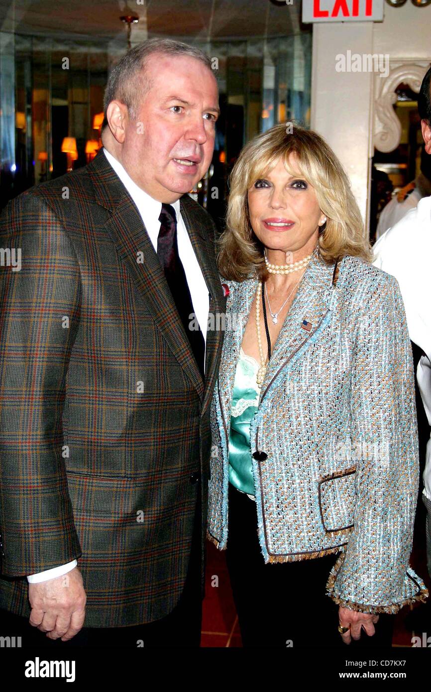 Frank sinatra jr and nancy sinatra -Fotos und -Bildmaterial in hoher ...
