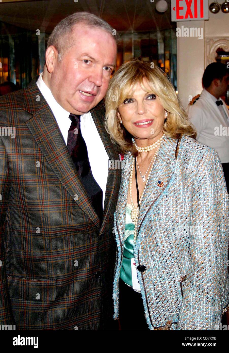 Frank sinatra jr and nancy sinatra -Fotos und -Bildmaterial in hoher ...