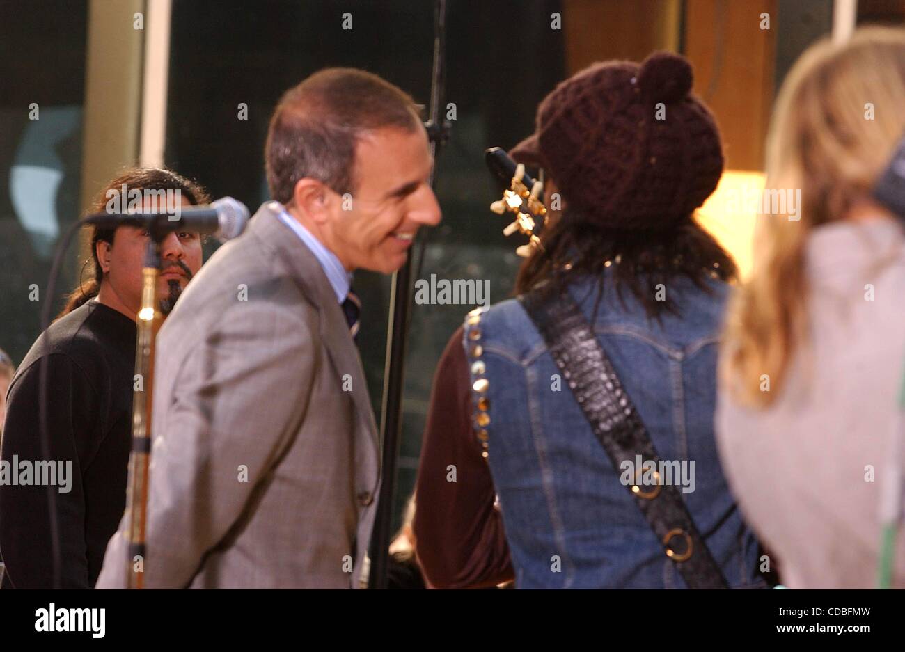 K37417AR. LENNY KRAVITZ ERKLINGT in der NBC Konzert Reihe ROCKEFELLER ...