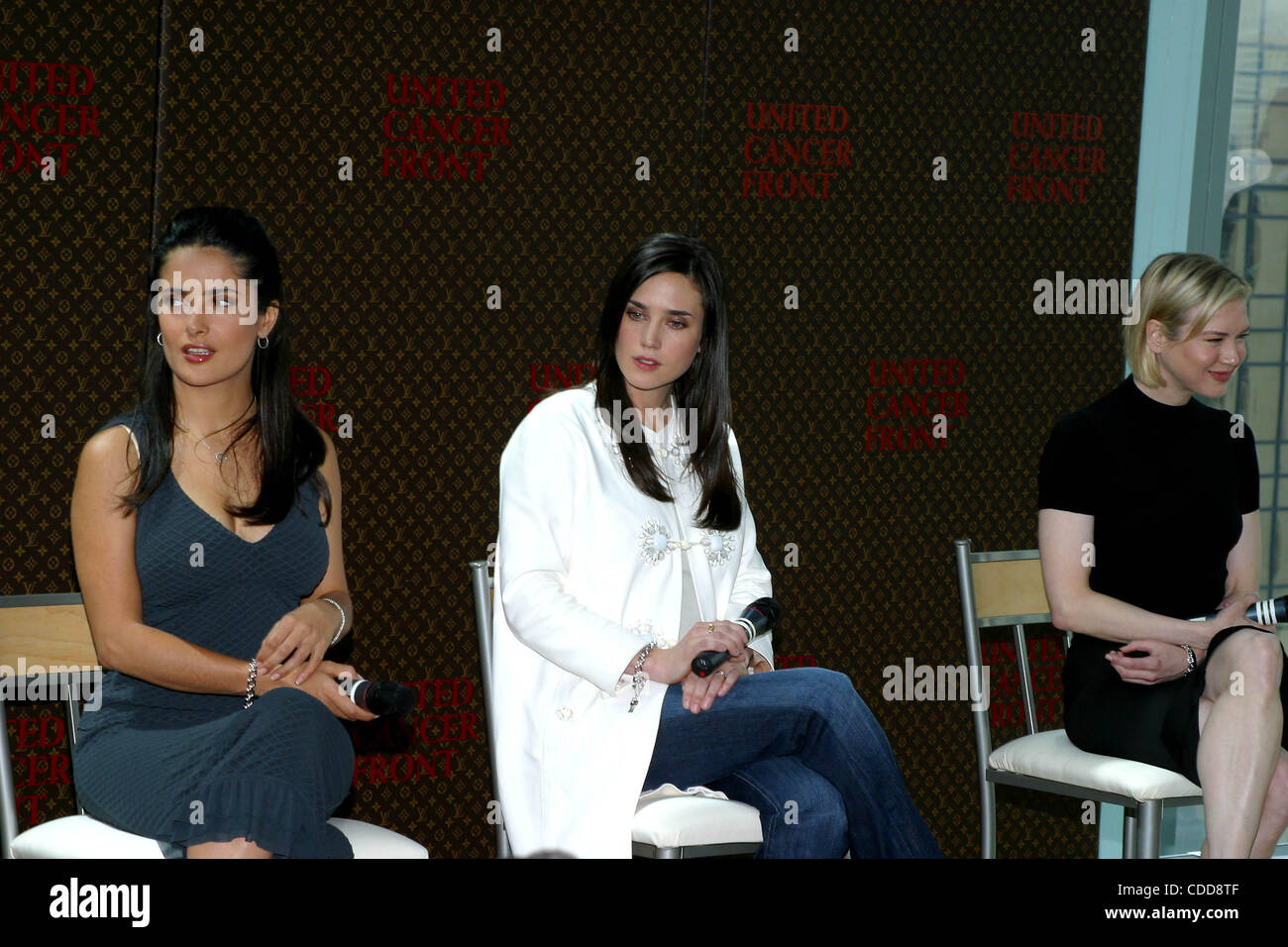 1. Januar 2011 - New York, New York, US - K30379RM. LOUIS VUITTON ...