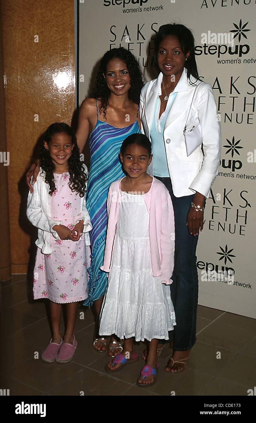 1. Januar 2011 - Hollywood, Kalifornien, US - I7593PR. MUTTER UND ...