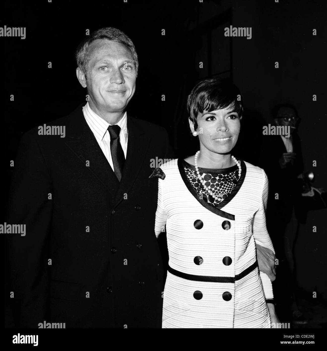 Steve mcqueen and neile adams -Fotos und -Bildmaterial in hoher ...