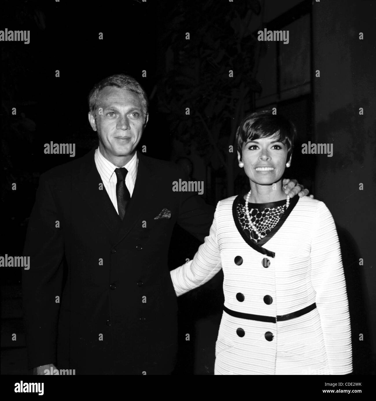 Steve mcqueen and neile adams -Fotos und -Bildmaterial in hoher ...