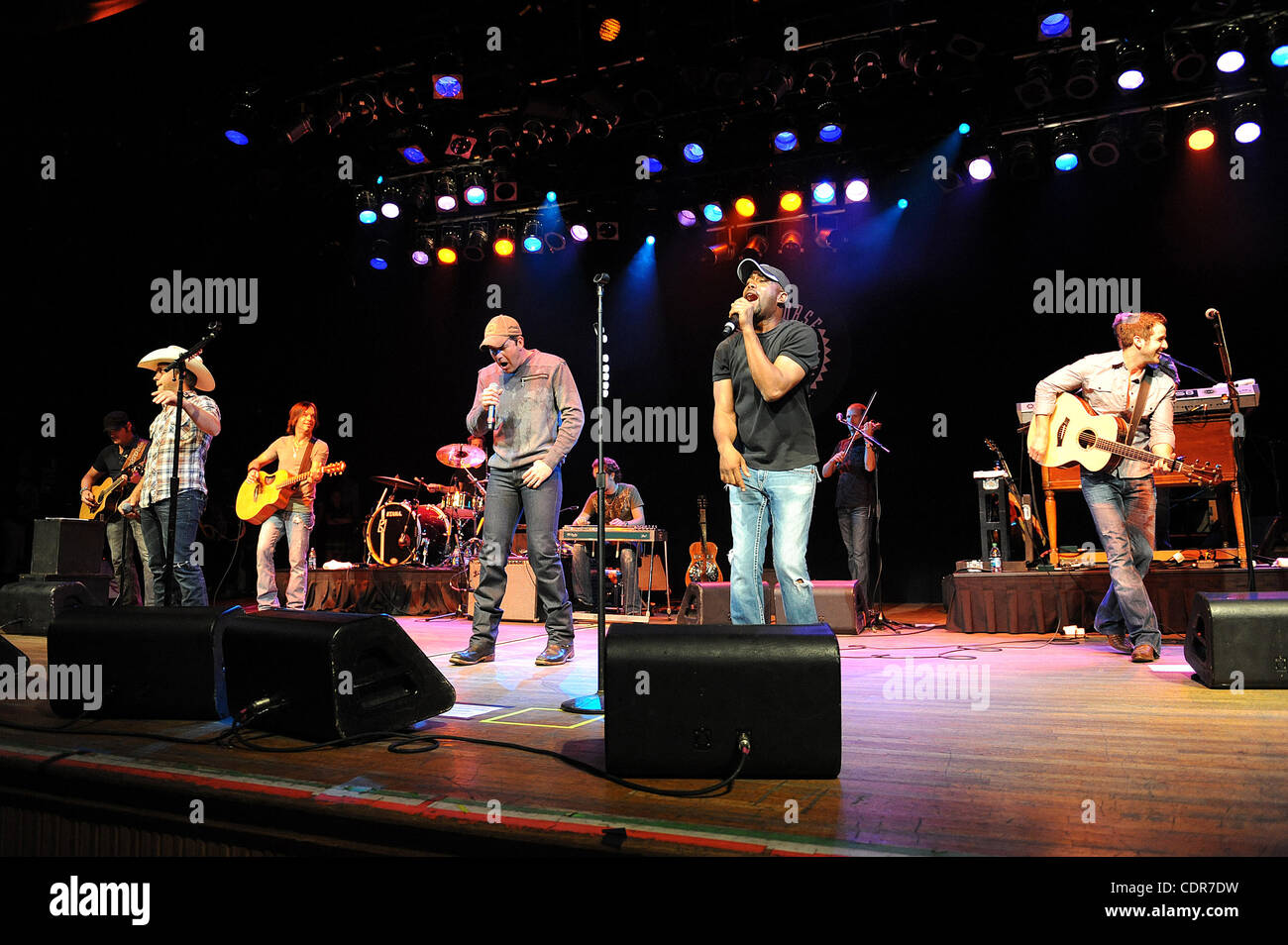 6. Juni 2011 - Nashville, Tennessee; USA - (L-R) Musiker JUSTIN MOORE ...