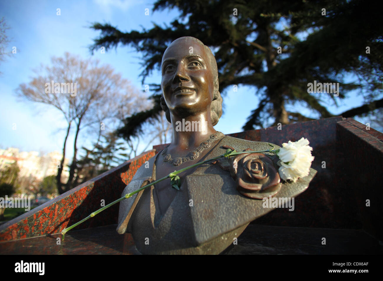 26. Juli 2011 ist eine Messing-Statue von Eva Peron auf der 59 ...