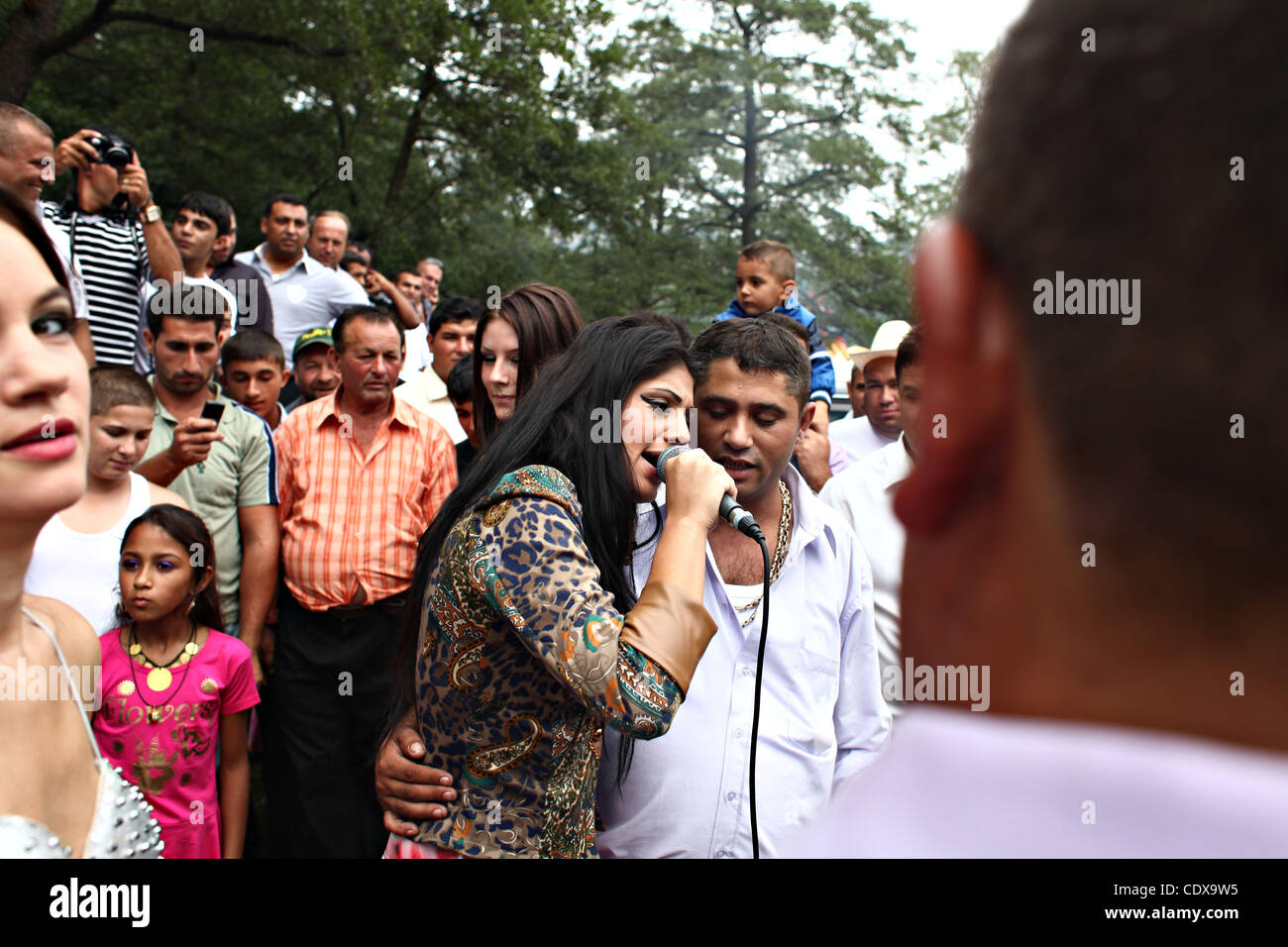 Menschen versammeln sich bei einem Zigeuner-Musik-Konzert in Costesti ...