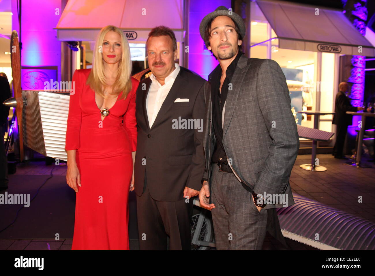 Sonya Kraus, Dieter Morszeck CEO Rimowa, Adrien Brody bei der Eröffnung ...
