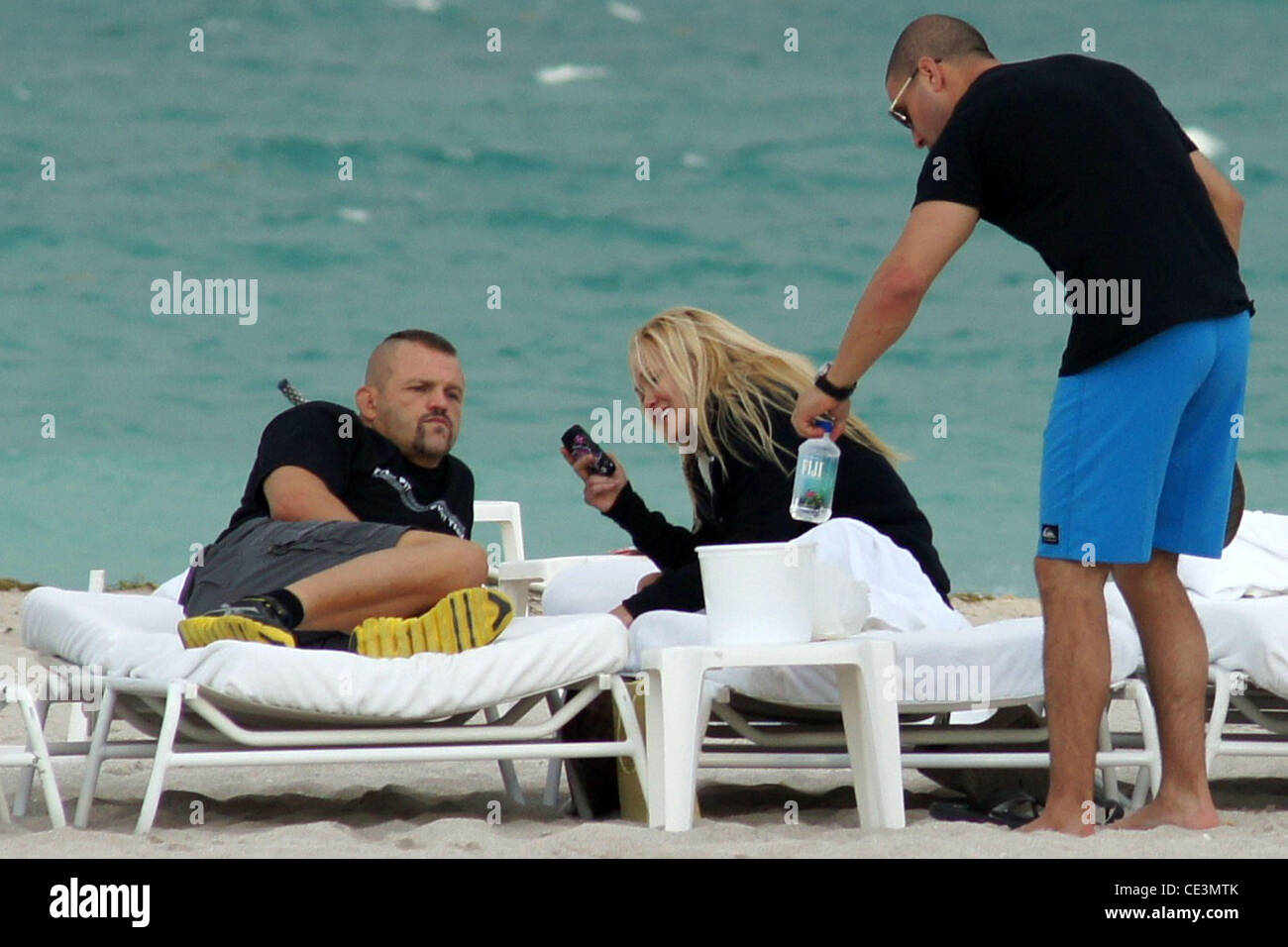 Chuck Liddell verbringt den Tag am Strand mit seiner Freundin. Miami ...