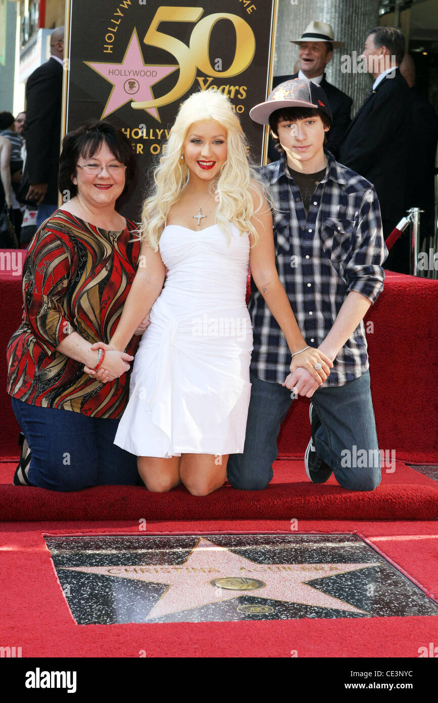 Christina Aguilera (C) mit Mutter Shelly Kearns und Halbbruder Mickey ...