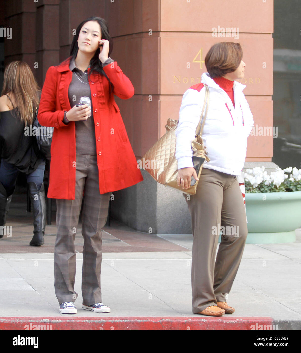 Michelle Wie ist mit einem stilvollen roten Mantel gesichtet verlassen ...