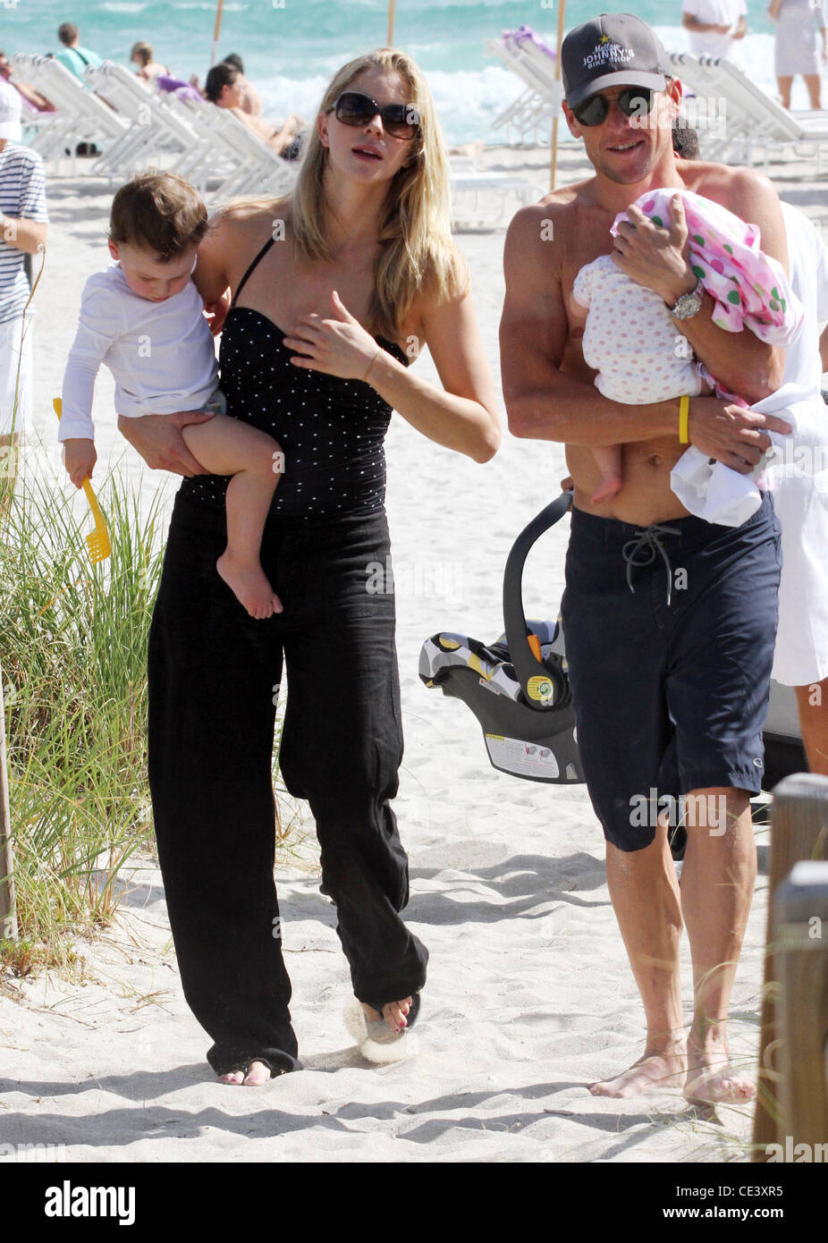 Champion Radfahrer Lance Armstrong, Anna Hansen und ihren Kindern ...