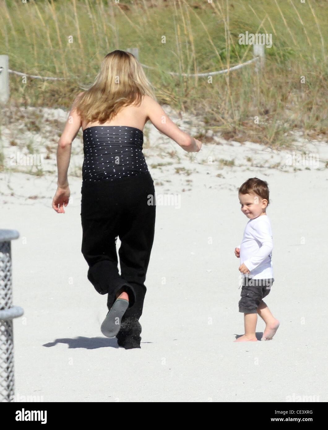 Anna Hansen und ihren Sohn Max verbringen Sie den Tag am Strand von ...