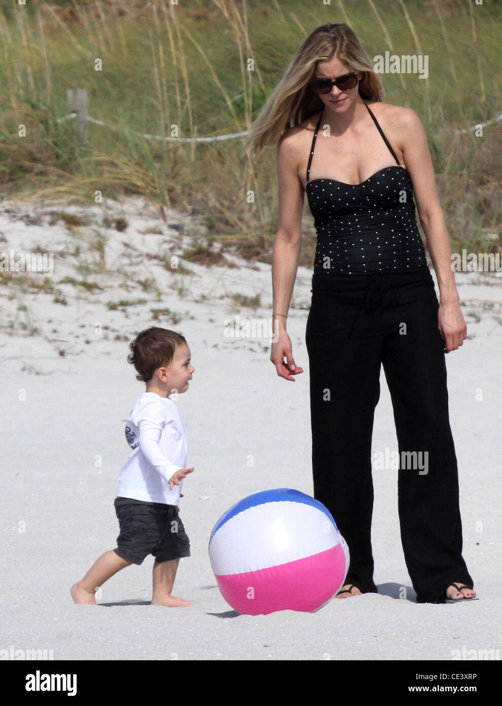 Anna Hansen und ihren Sohn Max verbringen Sie den Tag am Strand von ...