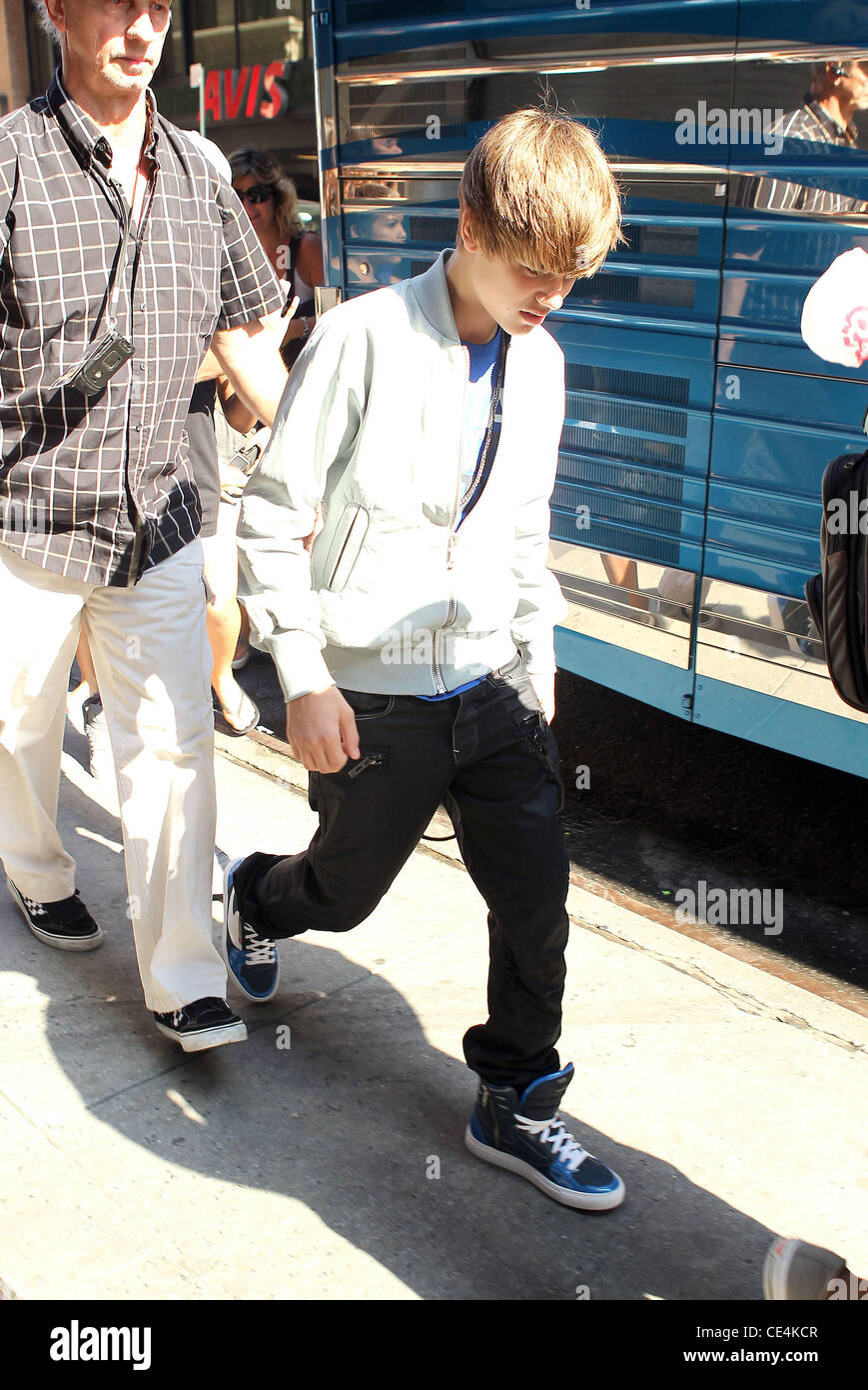 Sänger Justin Bieber fährt vom Hotel mit dem Kopf nach unten zur ...