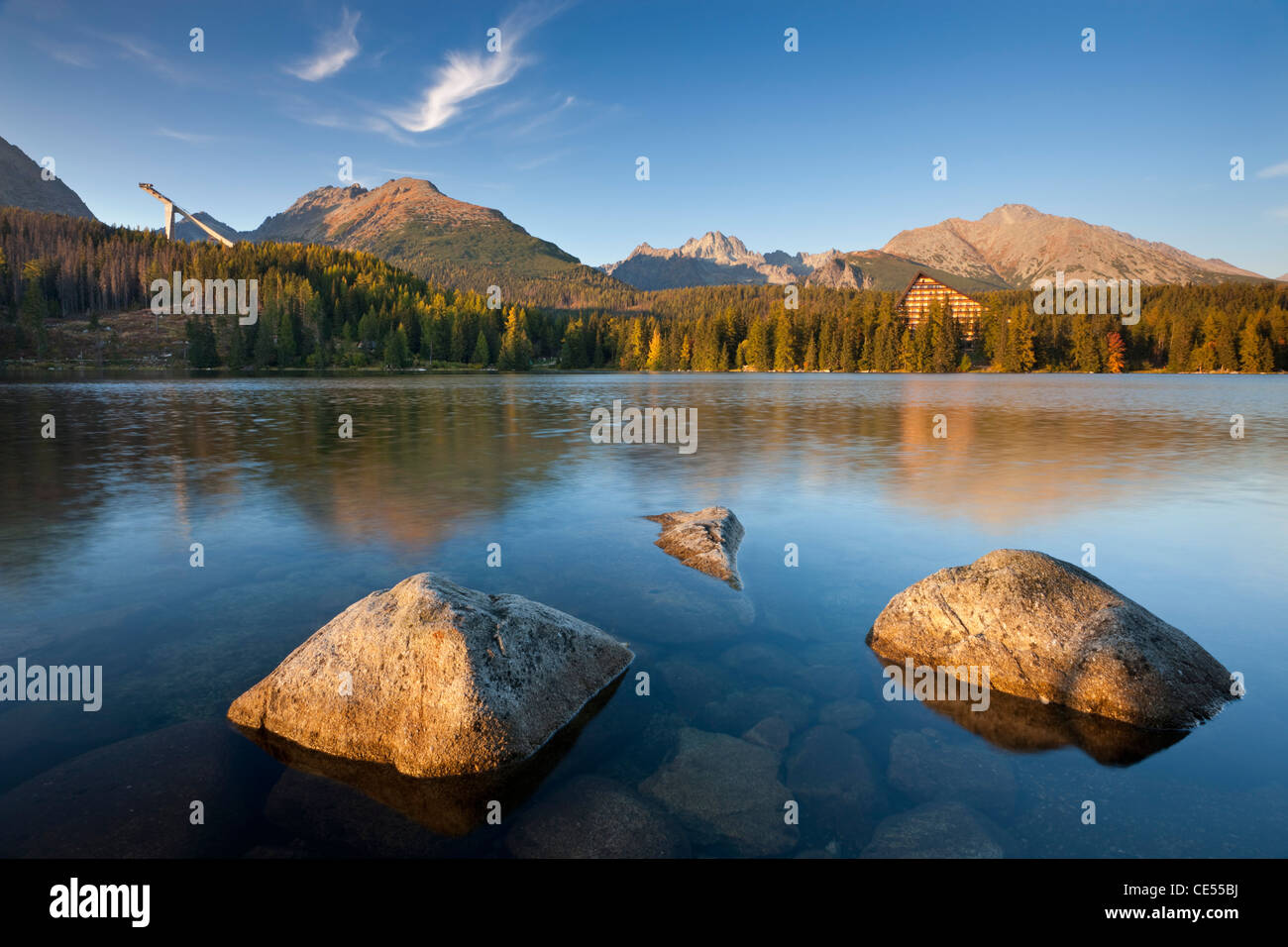 Strbske Pleso See, Hotel und Ski-Jump in die Tatra-Gebirge der Slowakei ...