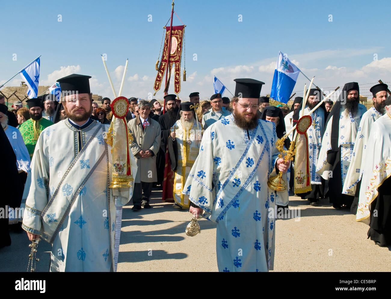Die griechische orthodoxe Patriarch beteiligt sich taufen Ritual ...