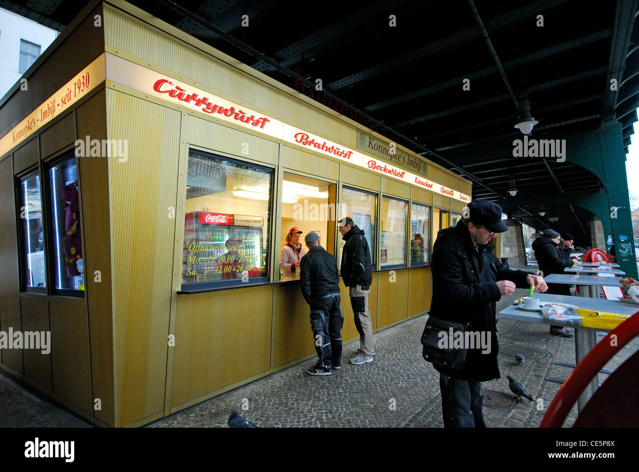 BERLIN, DEUTSCHLAND. Konnopke Imbiss, einem beliebten Currywurst stand ...