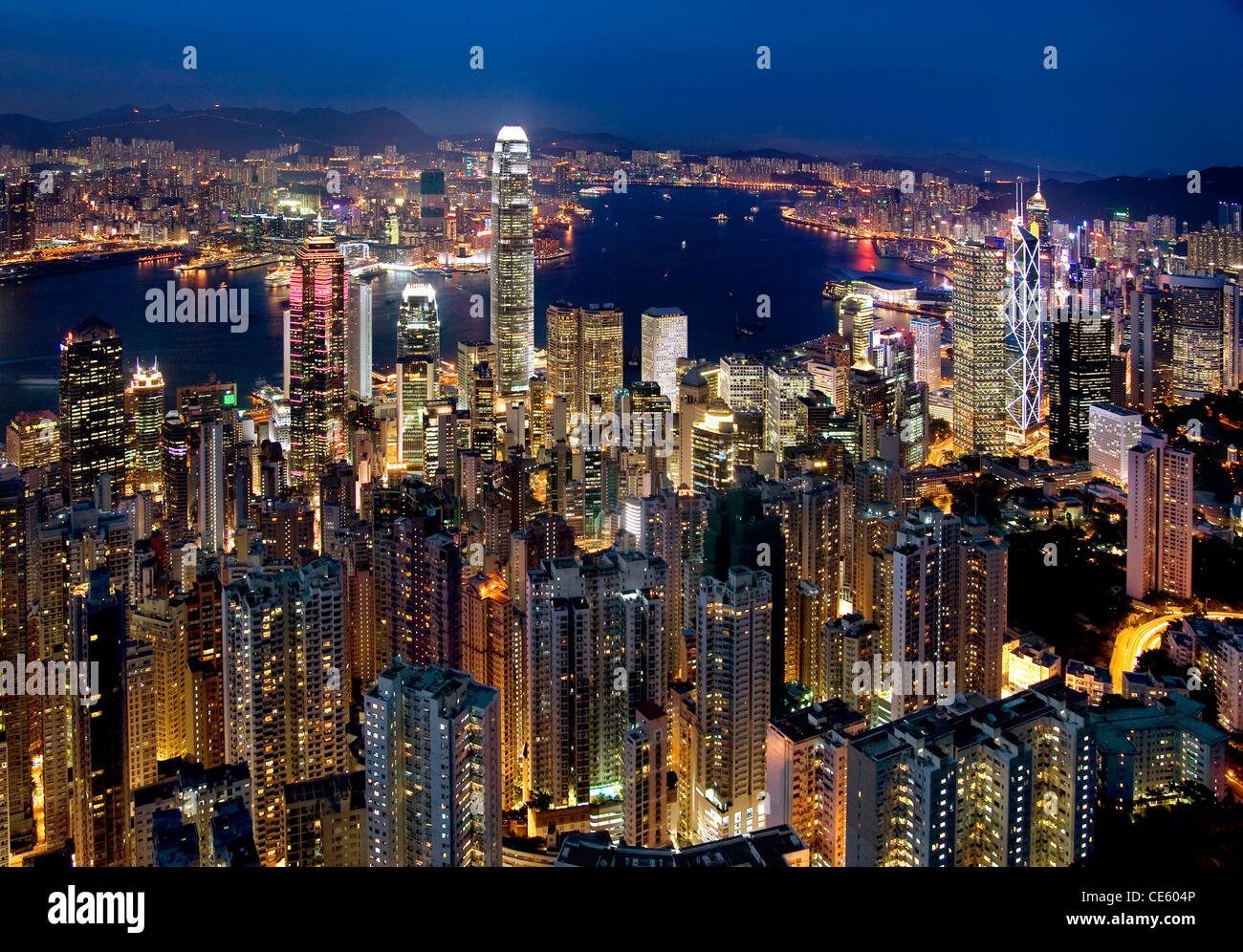 Zentrale mitte hong kong skyline zwei ifc nacht lichter stadt -Fotos und -Bildmaterial in hoher ...