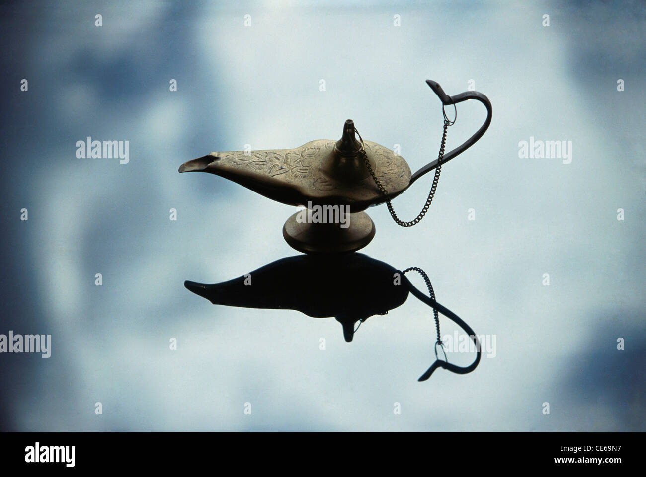 Aladdin lampe -Fotos und -Bildmaterial in hoher Auflösung – Alamy