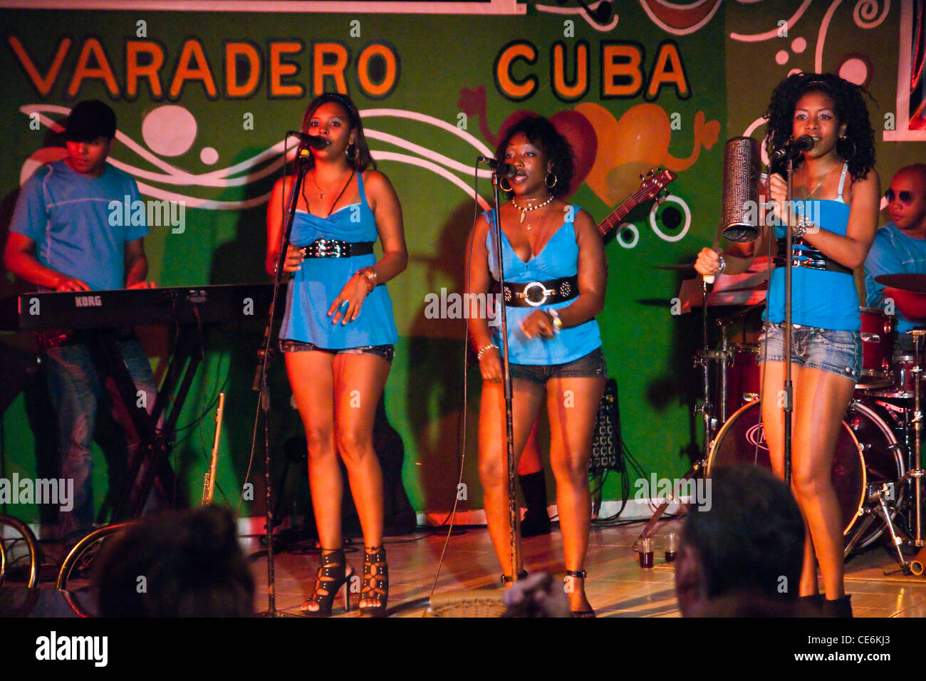 Cuban girls dancing -Fotos und -Bildmaterial in hoher Auflösung – Alamy