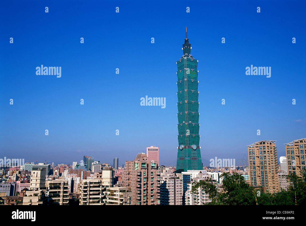 Taiwan, Taipeh, Skyline der Stadt und Taipei 101 Wolkenkratzer (1667 Fuß Stockfotografie - Alamy