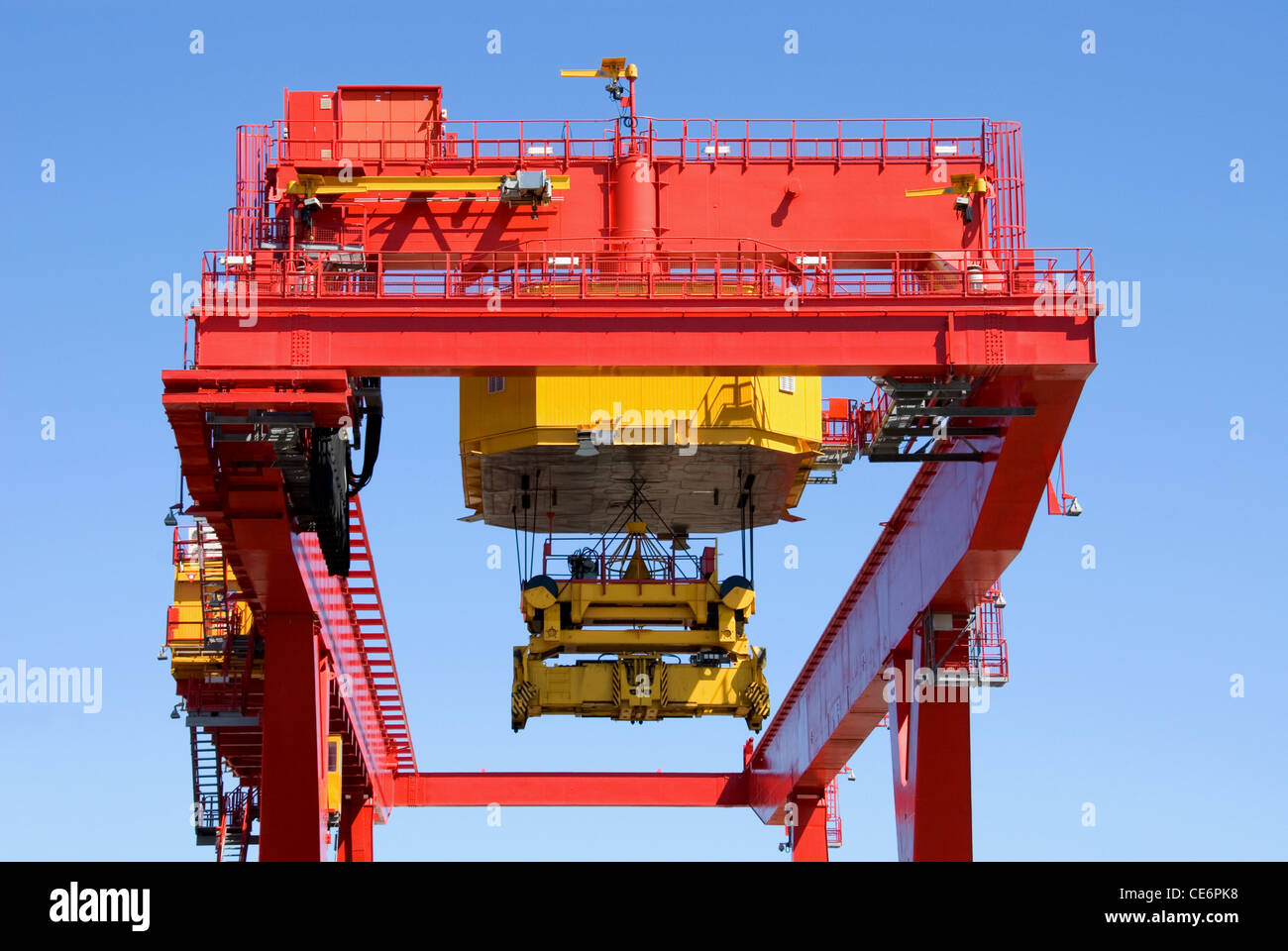 Containers crane -Fotos und -Bildmaterial in hoher Auflösung – Alamy