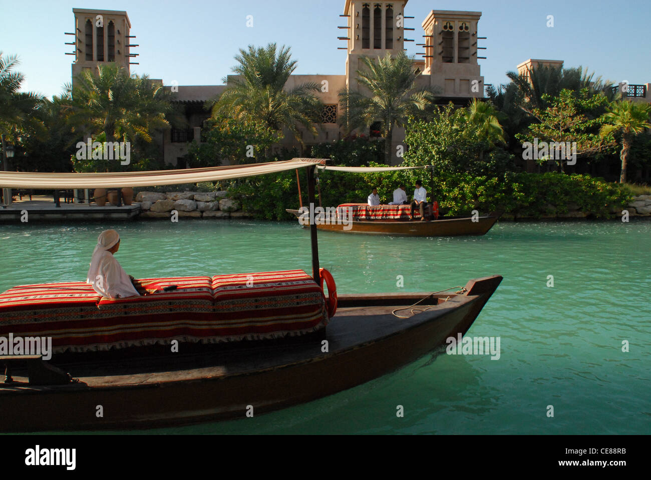 Die Burg Al-Arab-Hotel im Stadtteil Jumeirah Dubai und die umliegenden ...