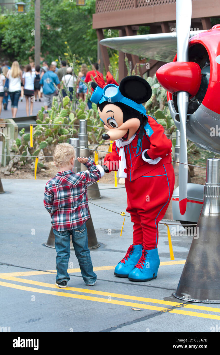 Minnie mouse character disneyland in Fotos und Bildmaterial in hoher Auflosung Alamy
