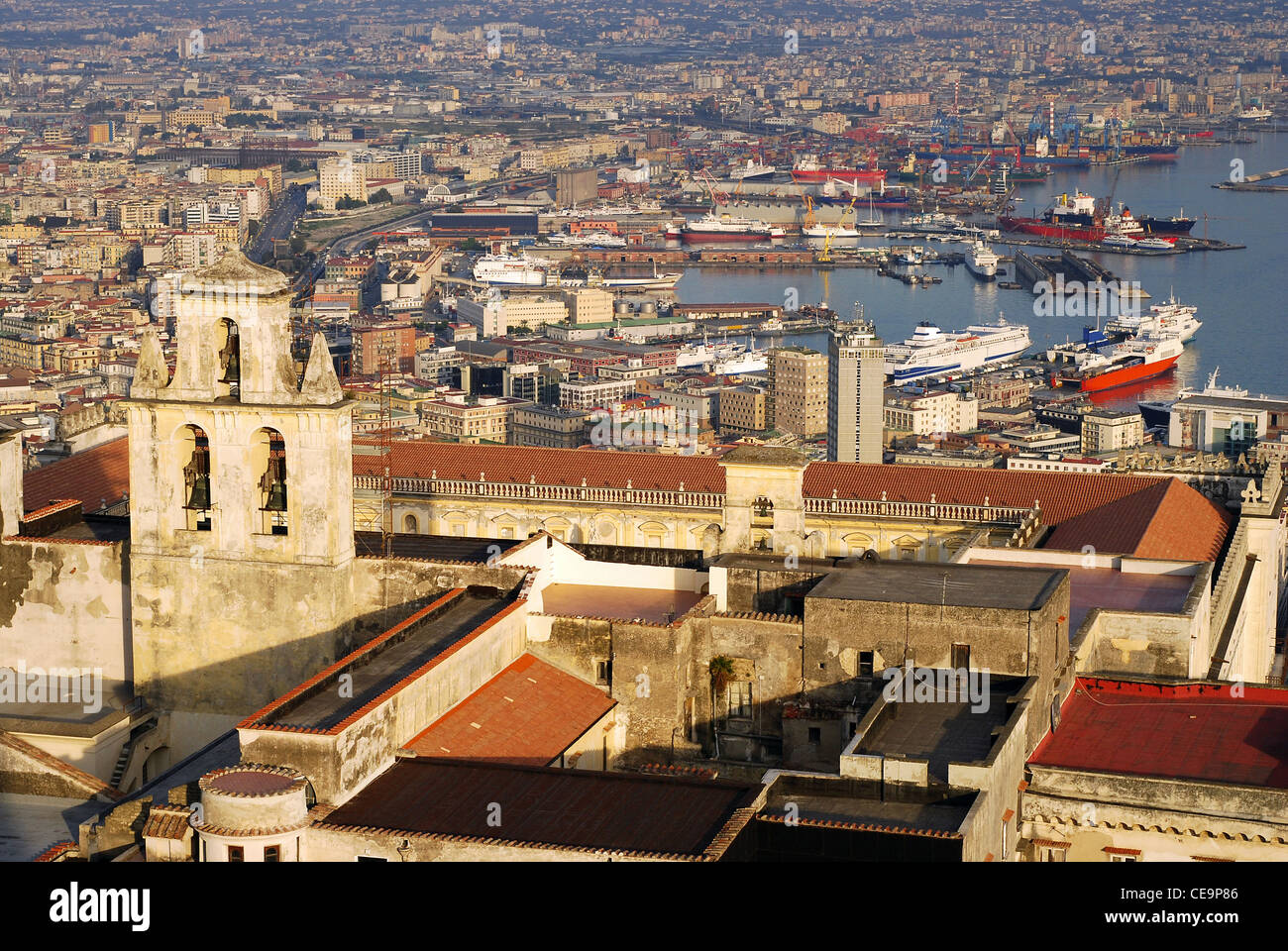 Luftaufnahme von Naples Hafen und Bell tower Stockfotografie - Alamy
