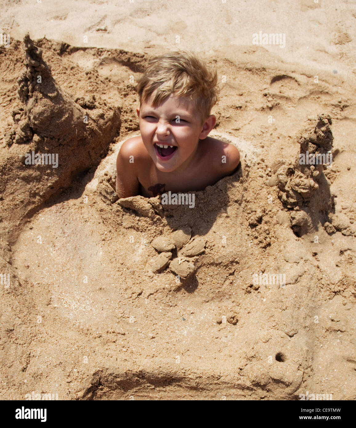 Small boy buried in sand -Fotos und -Bildmaterial in hoher Auflösung ...