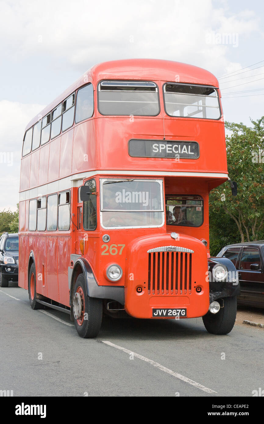Roter vintage doppeldecker -Fotos und -Bildmaterial in hoher Auflösung ...
