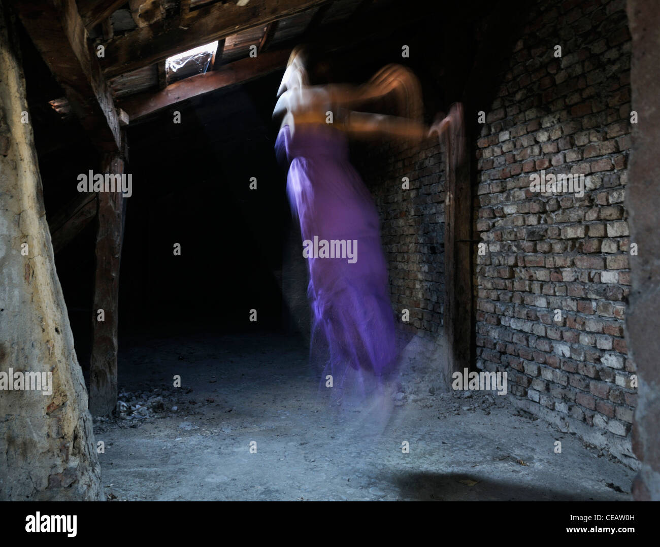 Geist auf dem dachboden -Fotos und -Bildmaterial in hoher Auflösung – Alamy