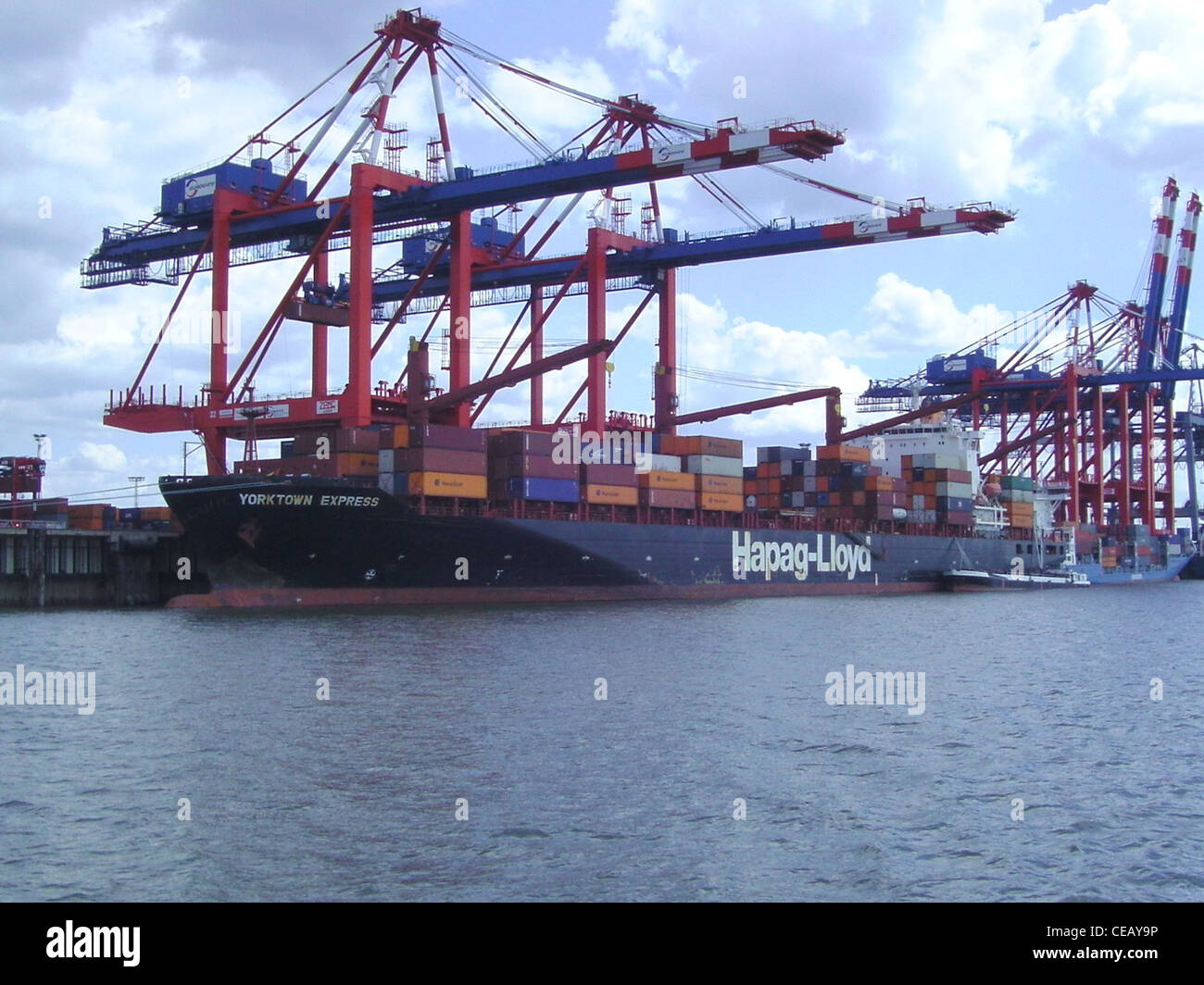 Das Containerschiff Yorktown Express der Reederei Hapag-Lloyd am ...