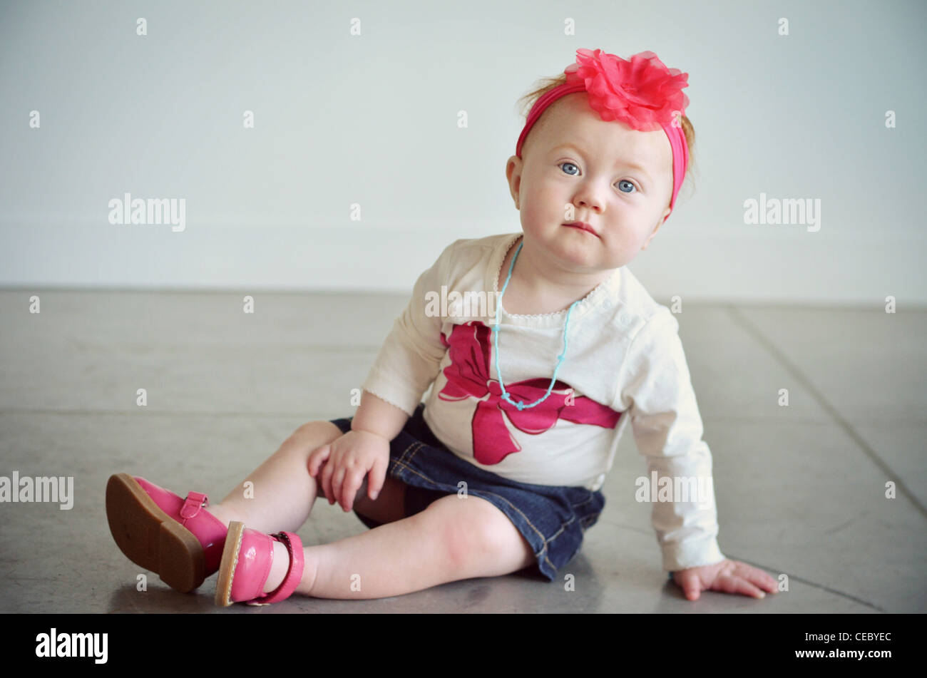 Baby/Kleinkind sitzen am Boden im Studioumgebung. Sie ist niedlich ...