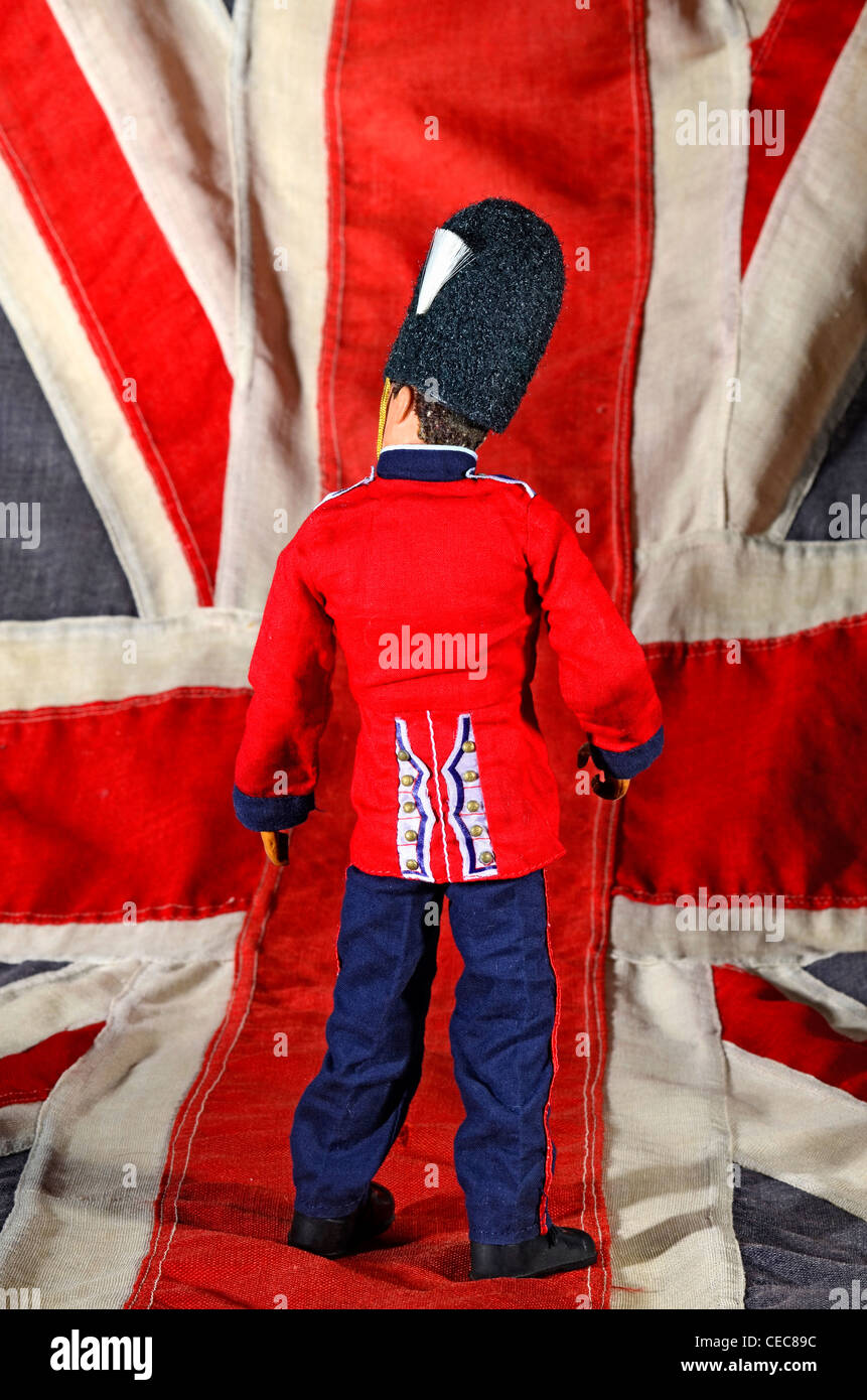 Grenadier Garde Aktion Mensch mit Union Jack-Flagge Stockfotografie - Alamy