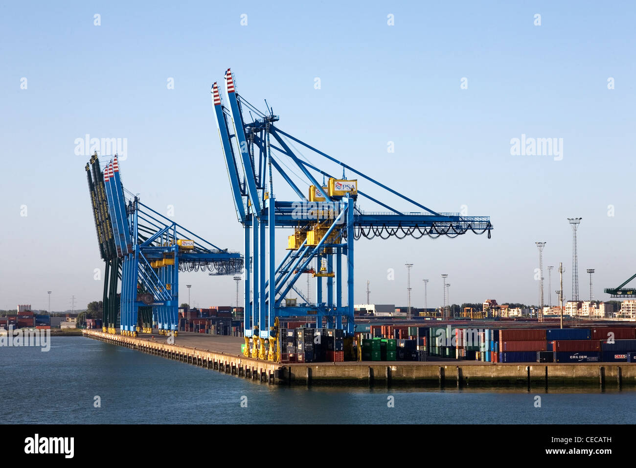 Container handling kran -Fotos und -Bildmaterial in hoher Auflösung – Alamy