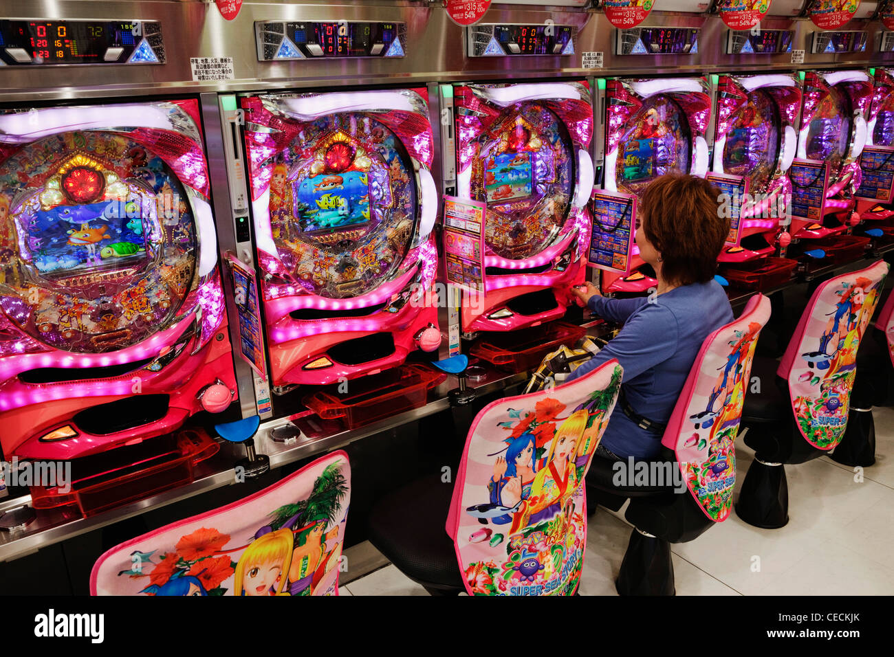 Person spielen Pachinko-Maschine. Japan, Tokio, Shinjuku ...