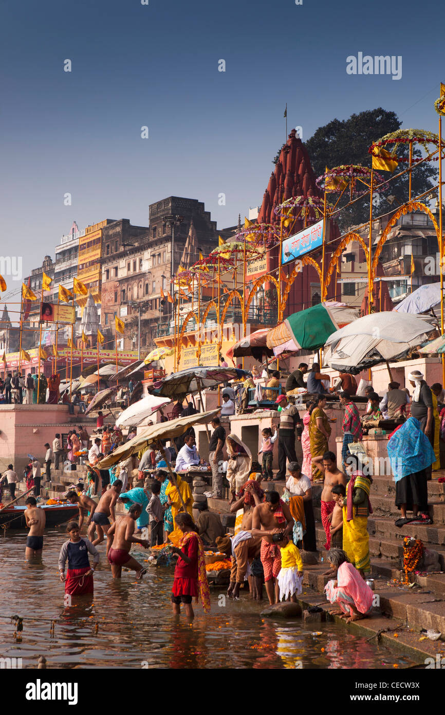 Indien, Uttar Pradesh, Varanasi, Scharen von Pilgern, die Durchführung ...