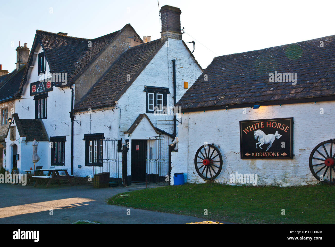 Typisch Englische Dorfkneipe Stockfotos und -bilder Kaufen - Alamy