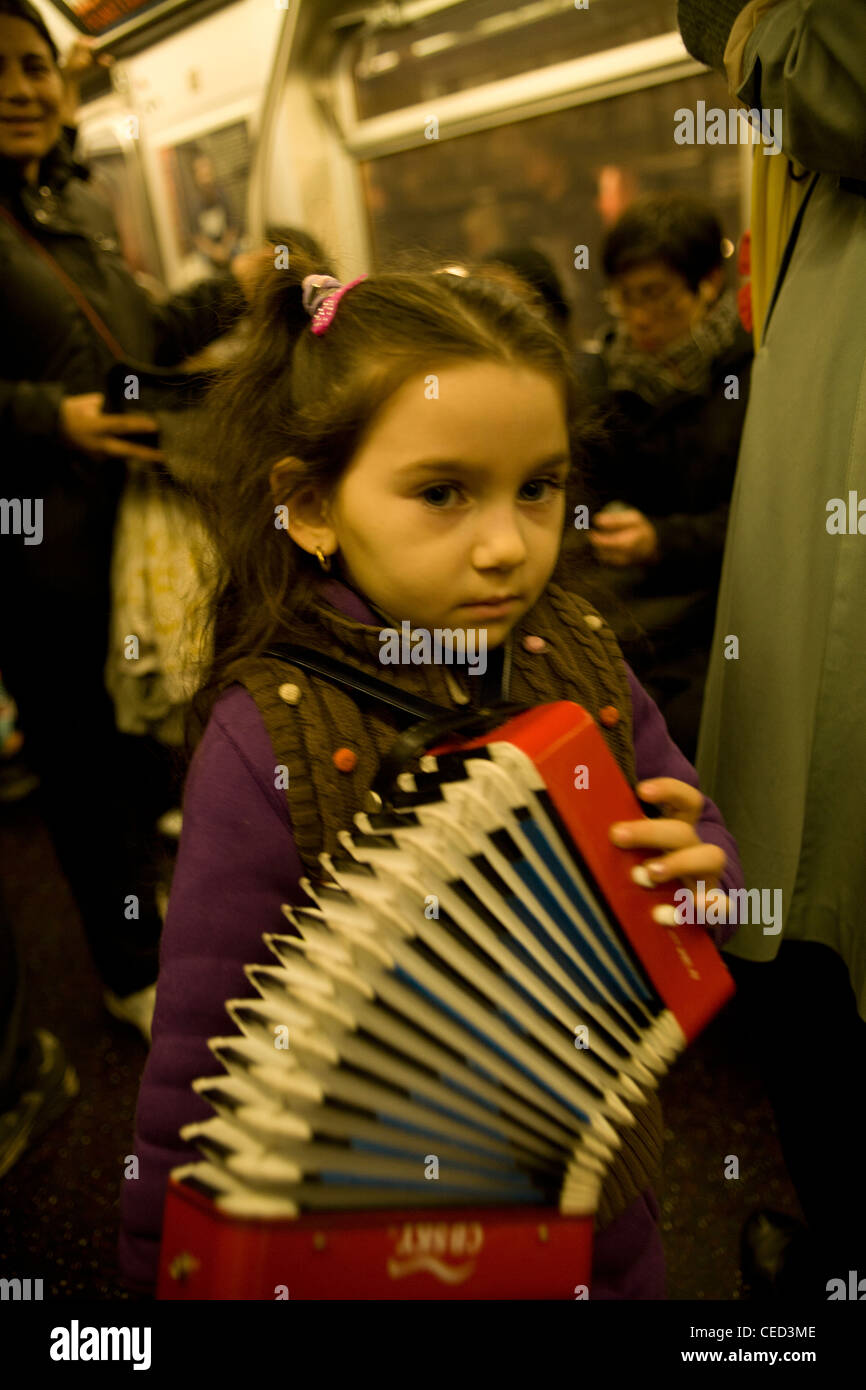 Gypsy Kind mit Vater auf der New York City Subway Akkordeon um Geld zu ...
