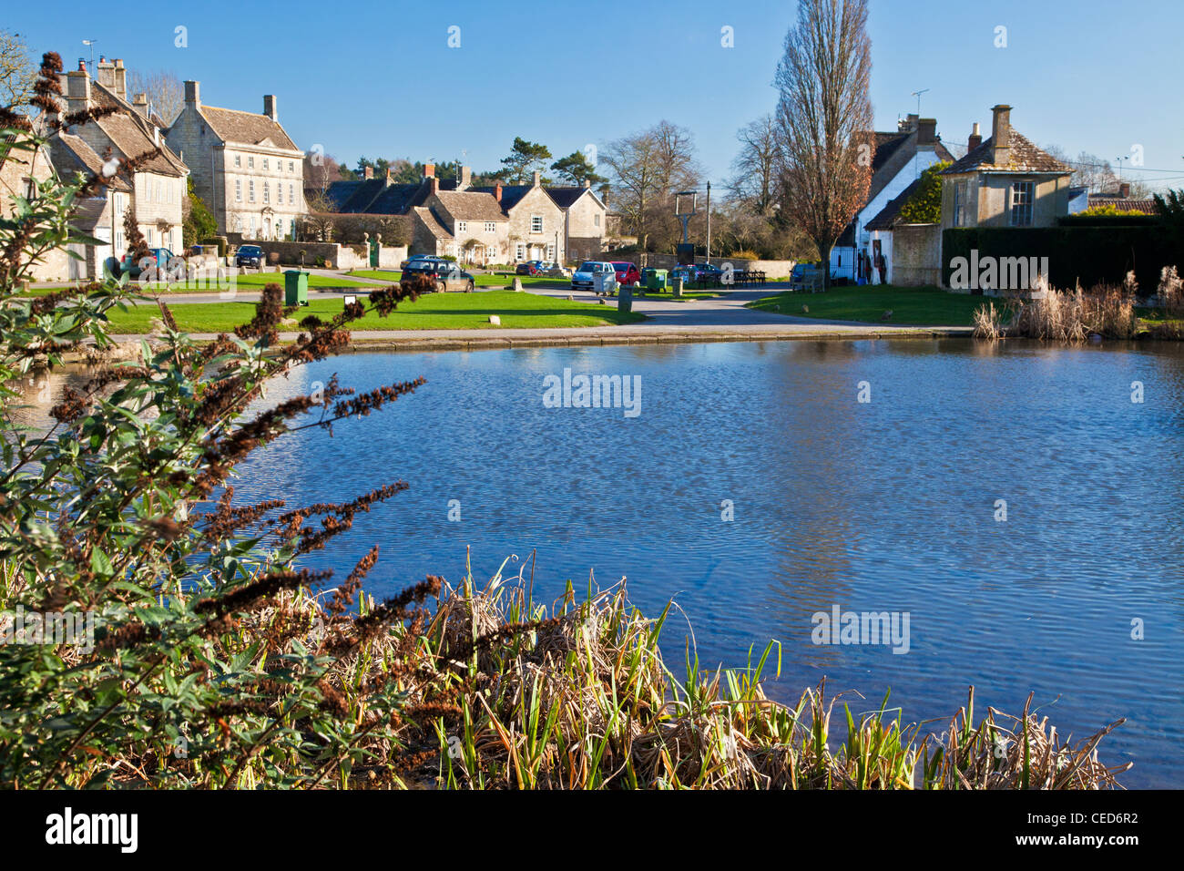 Häuser rund um eine typisch englische Dorfanger mit Ententeich im ...
